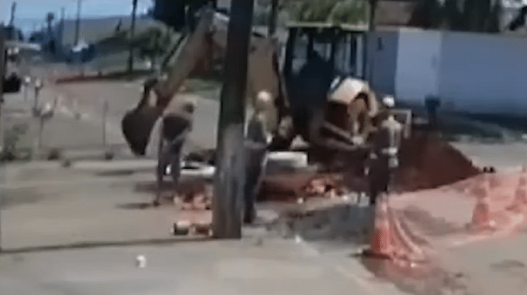 Homem é Empurrado Por Retroescavadeira E Cai Em Buraco Em Go Vídeo