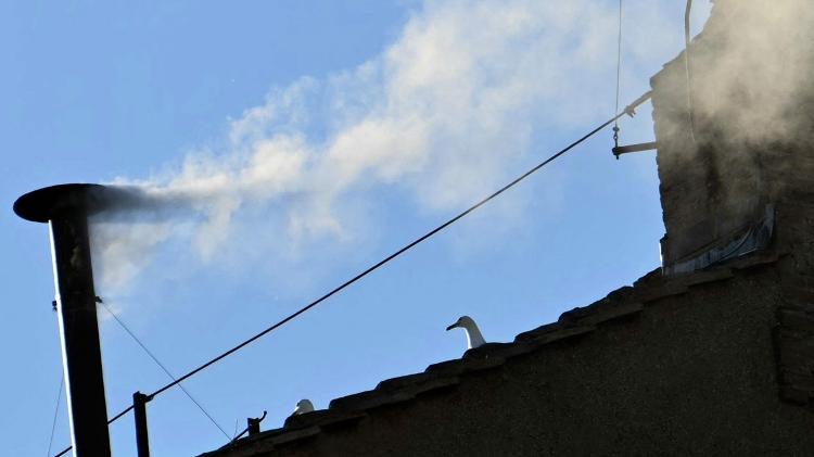 Quando surgiu a fumaça branca e como ela virou tradição nos conclaves