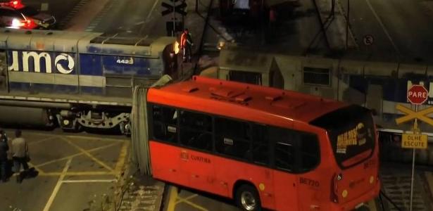 Vídeo mostra ônibus em Curitiba sendo partido ao meio por trem; assista
