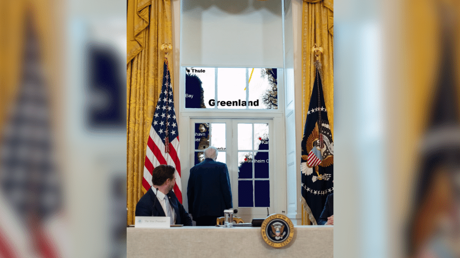 Casa Branca posta montagem de Trump olhando mapa da Groenlândia pela janela