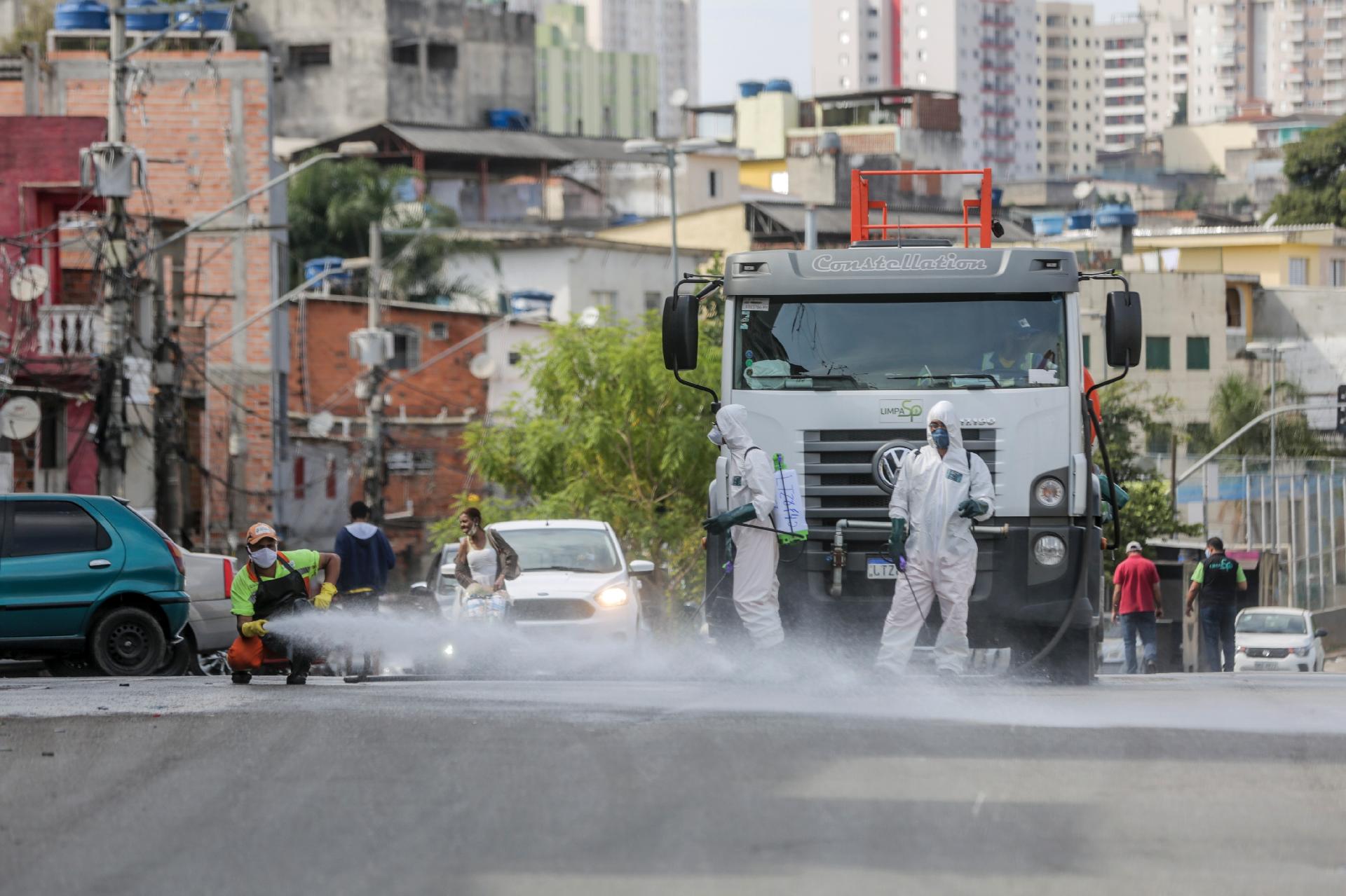 Fotos: Assistentes sociais e líderes comunitários lavam ruas de ...
