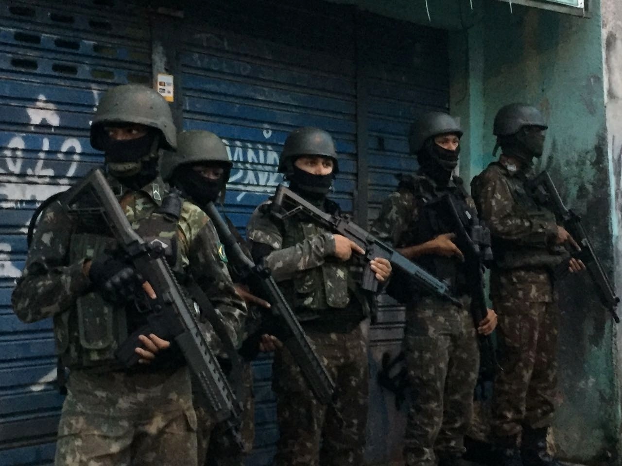 Prefeitura do Rio destrói quiosques em favela com ação militar e ...