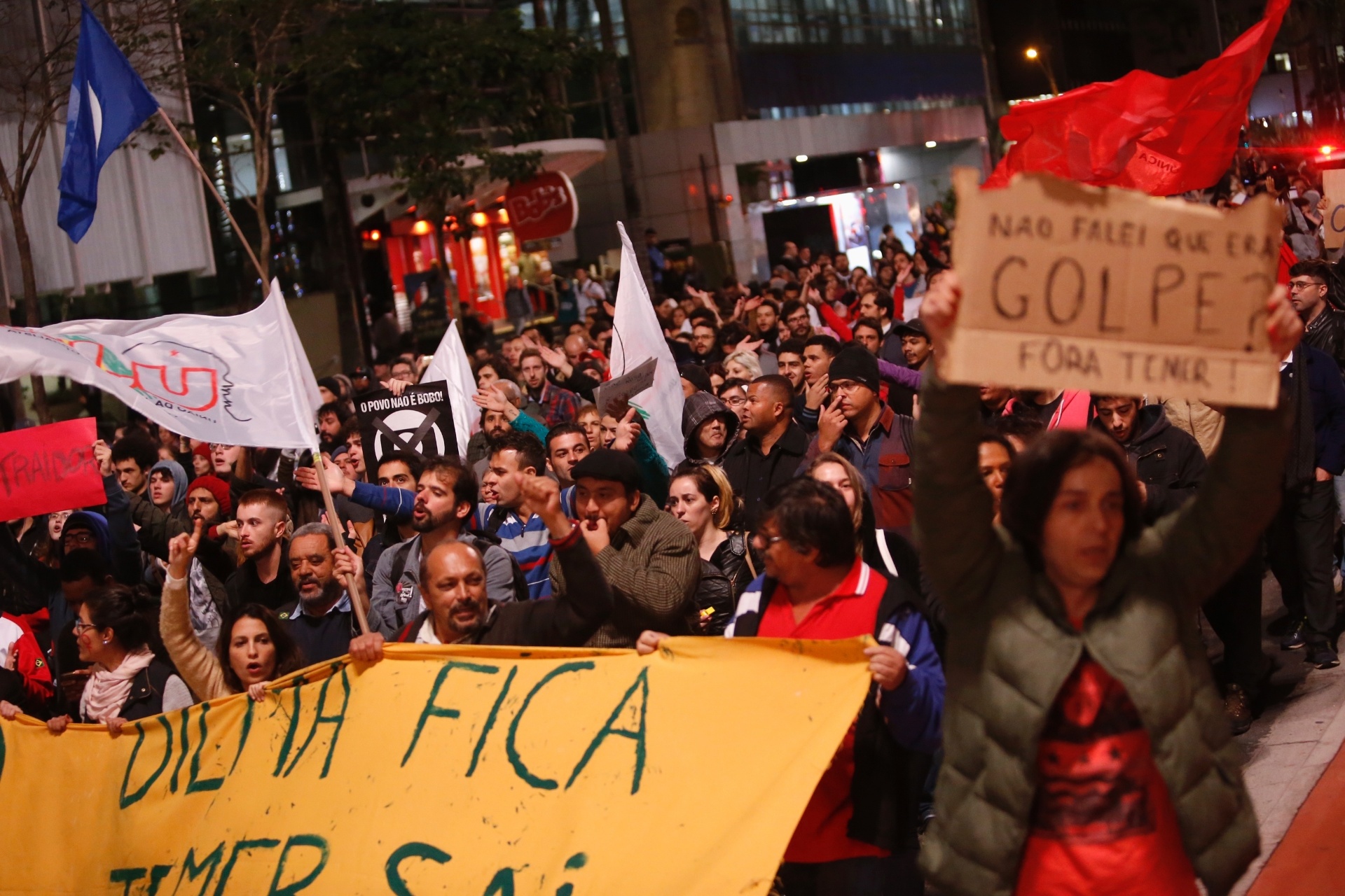 Fotos: Protestos contra o governo Temer - 19/05/2016 - UOL Notícias