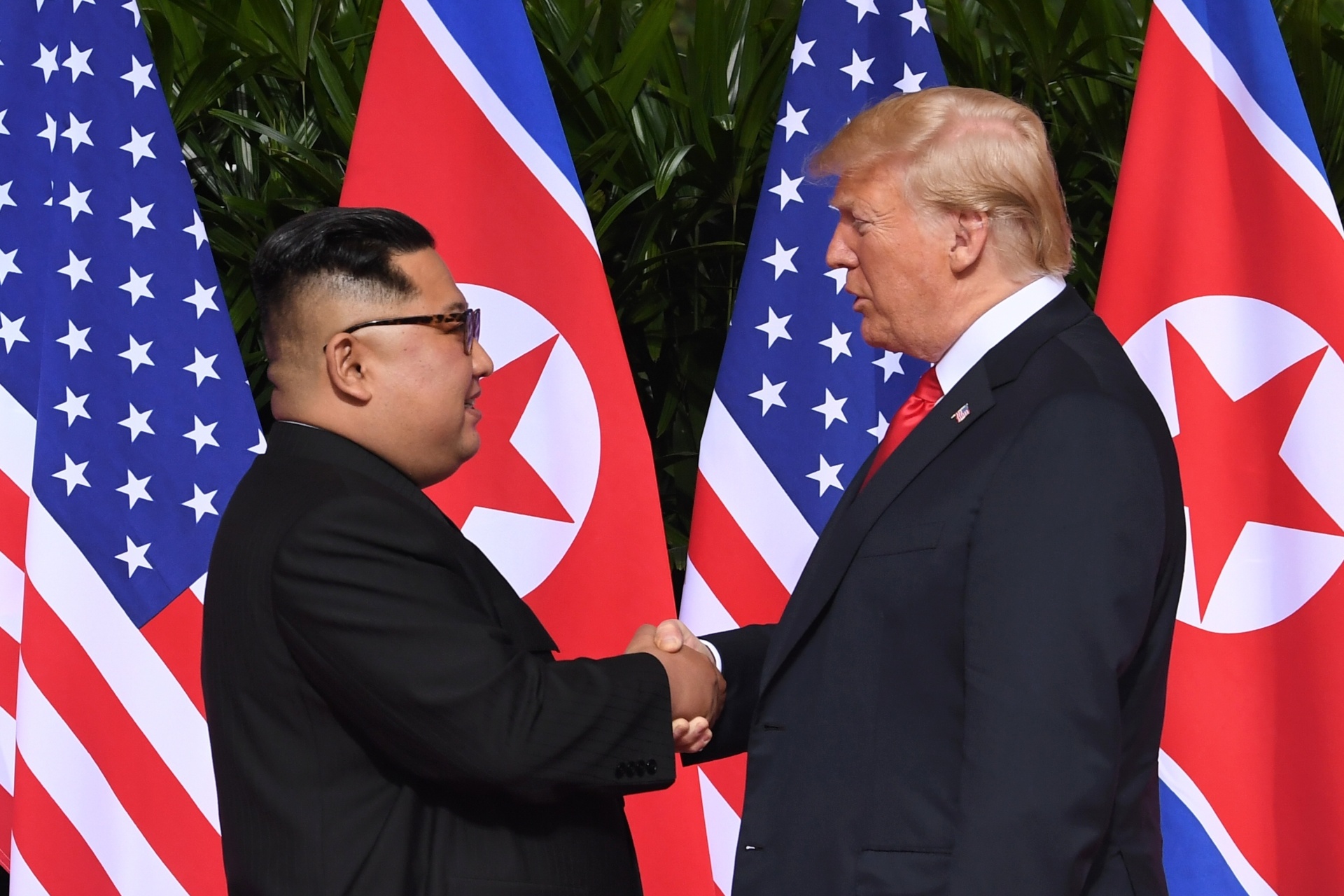 Trump e Kim Jong-un dão aperto de mão histórico em Singapura - 11/06 ...