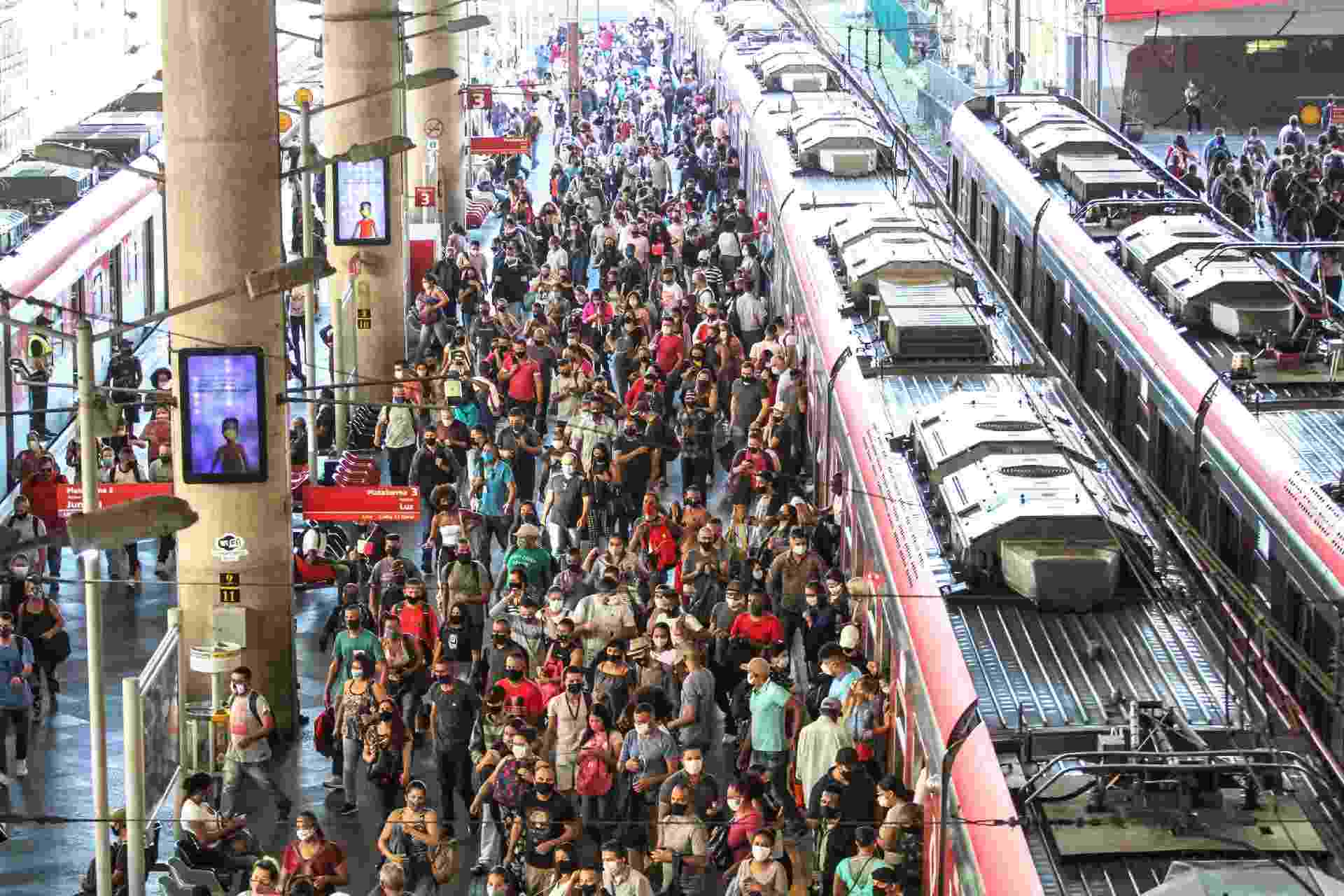 Sem fase roxa, São Paulo amanhece com transporte público lotado