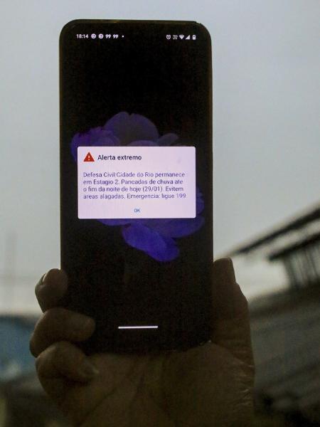 Só 3 pessoas podem acionar: como é alerta de chuva pelo celular no Rio