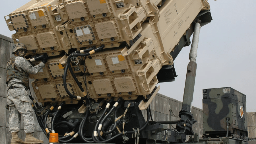 Como funciona o sistema antimísseis com IA usado contra o Irã