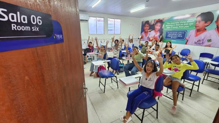 Aluna da 1ª escola pública bilíngue do NE viraliza ao falar inglês