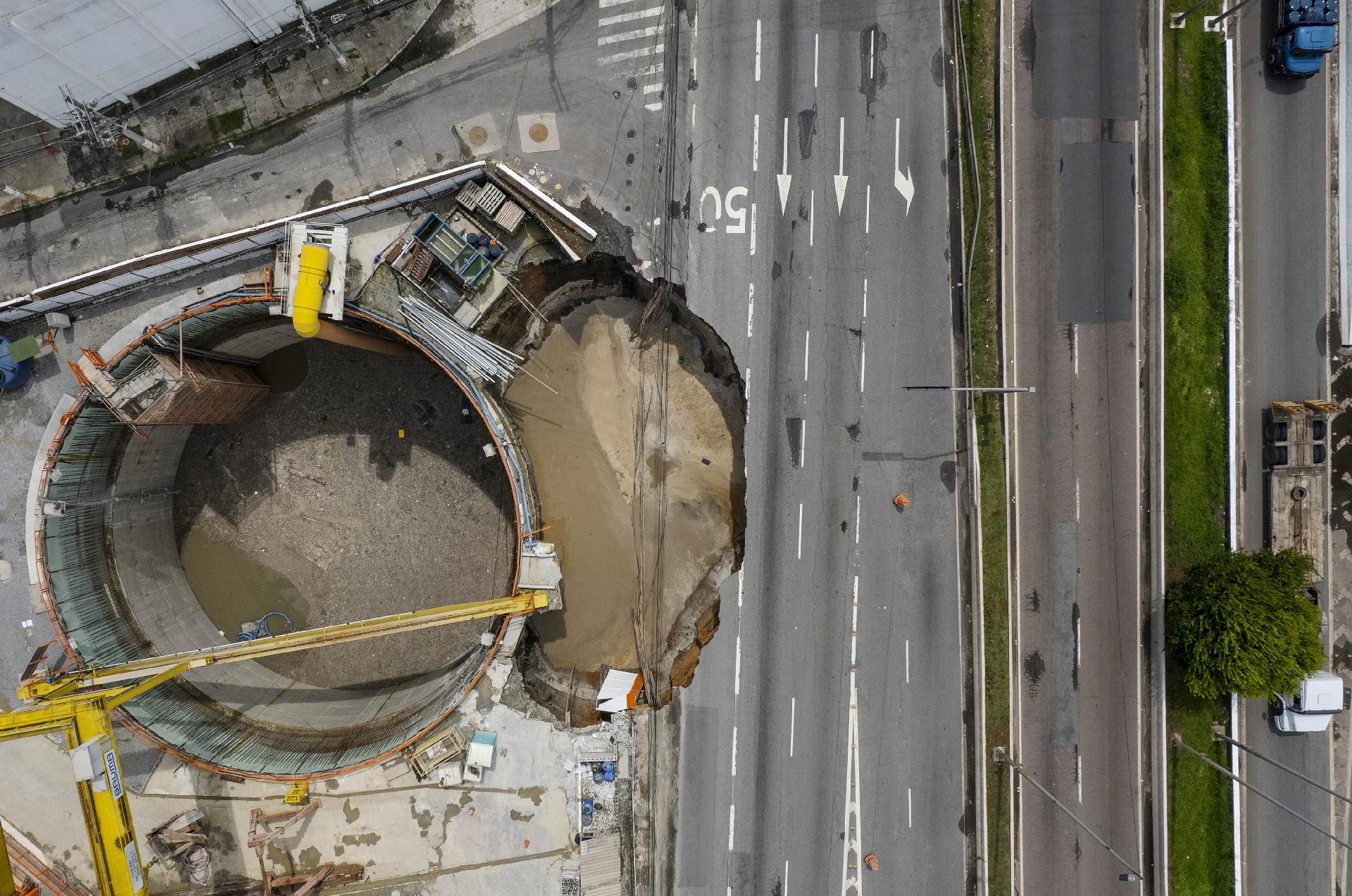 Estado, Sabesp e empresa repassam responsabilidade sobre cratera em SP