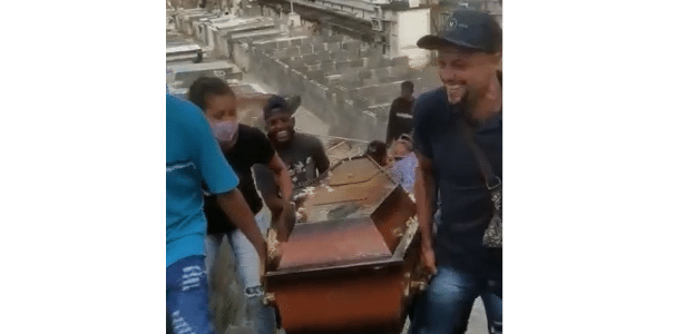 "Meme do caixão": Enterro no RJ reproduz dança dos carregadores de ...