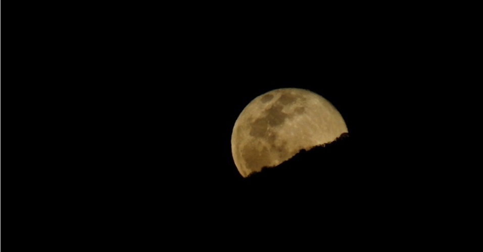 Fenômeno da "lua azul" ilumina o céu pelo mundo - Fotos - UOL Notícias