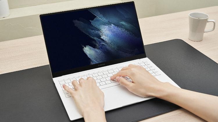 Samsung lança notebook que vira tablet por R$ 11 mil; bateria chama ...
