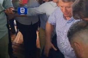 Piso cede durante entrevista de Tarcísio de Freitas; assista