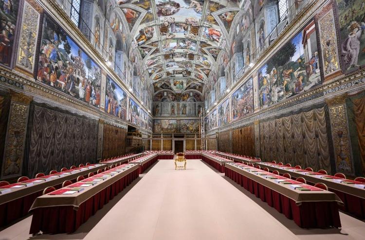 Capela Sistina está pronta para o conclave; veja fotos e detalhes