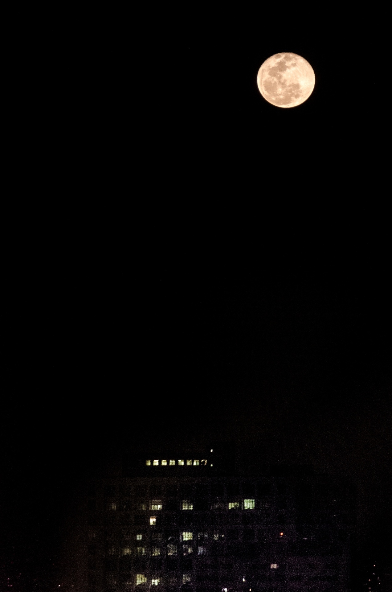 Cratera da Lua foi formada por colisão de proto-planeta, indica estudo ...