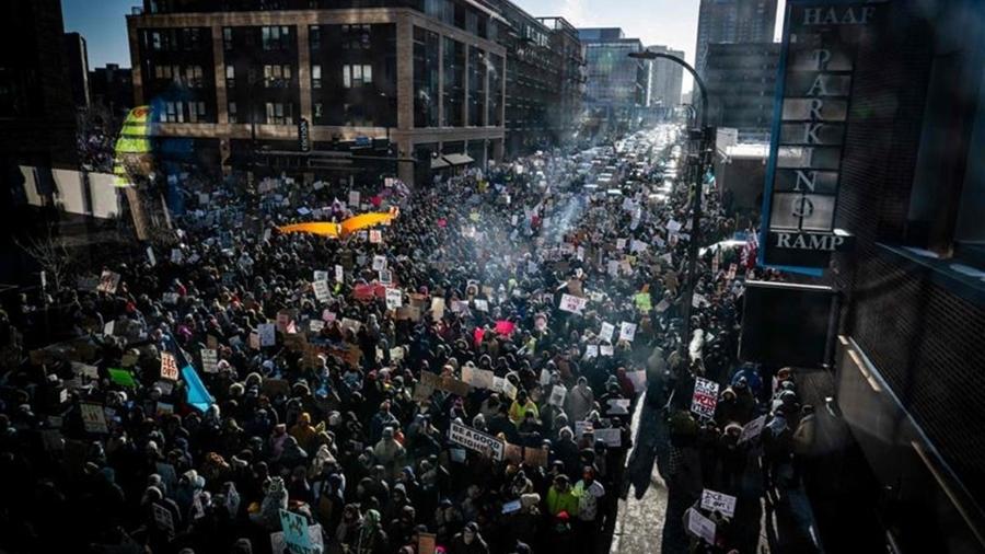 Manifestantes enfrentam frio severo para pedir saída de ICE em Minneapolis