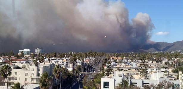 Fogo em Los Angeles: turistas devem deixar bairro da Calçada da Fama