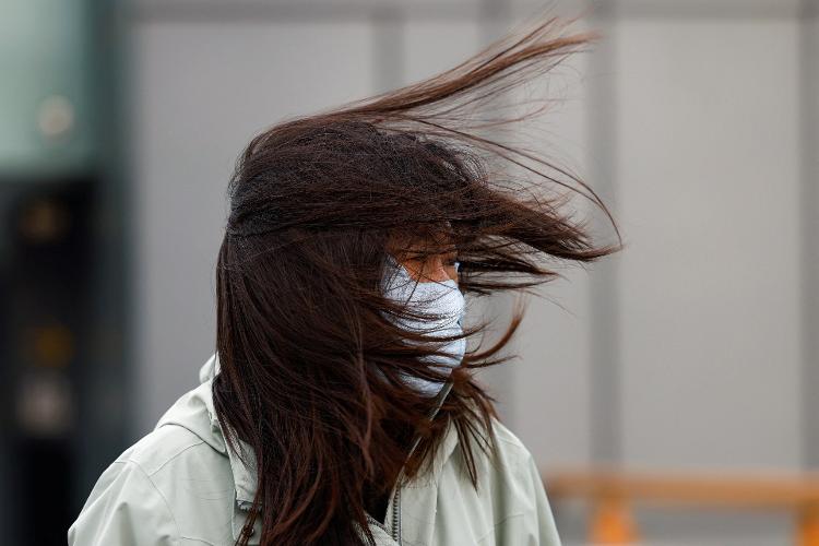 China cancela voos e fecha parques após ventania e tempestade de areia