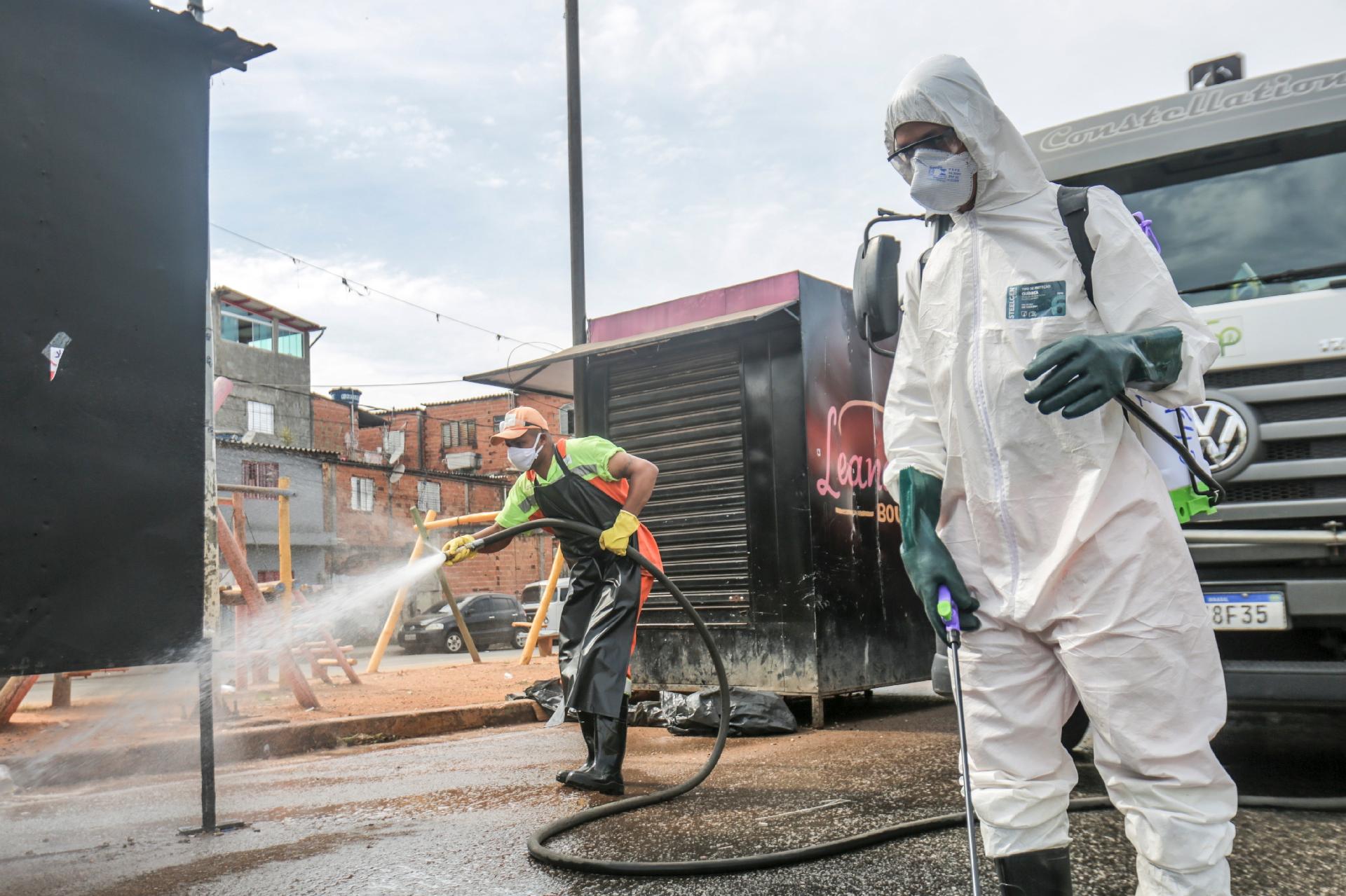 Fotos: Assistentes sociais e líderes comunitários lavam ruas de ...