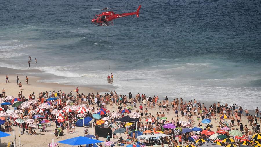 Bombeiros buscam adolescente desaparecido no mar em Copacabana
