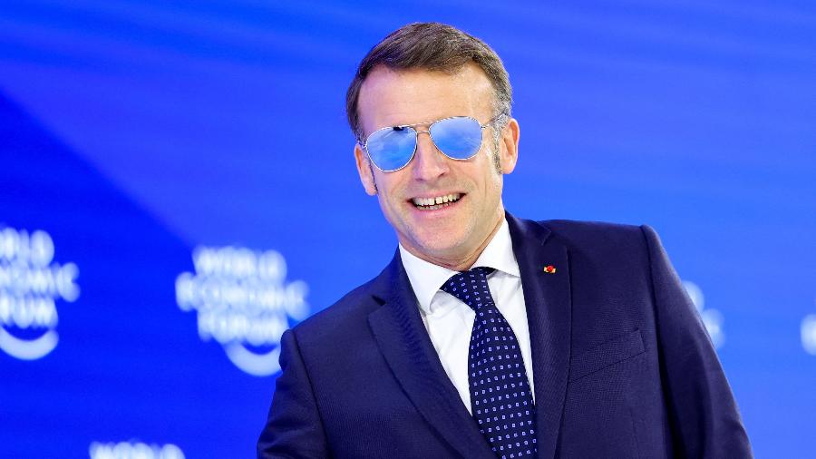 Por que Macron está usando óculos escuros em ambientes fechados?