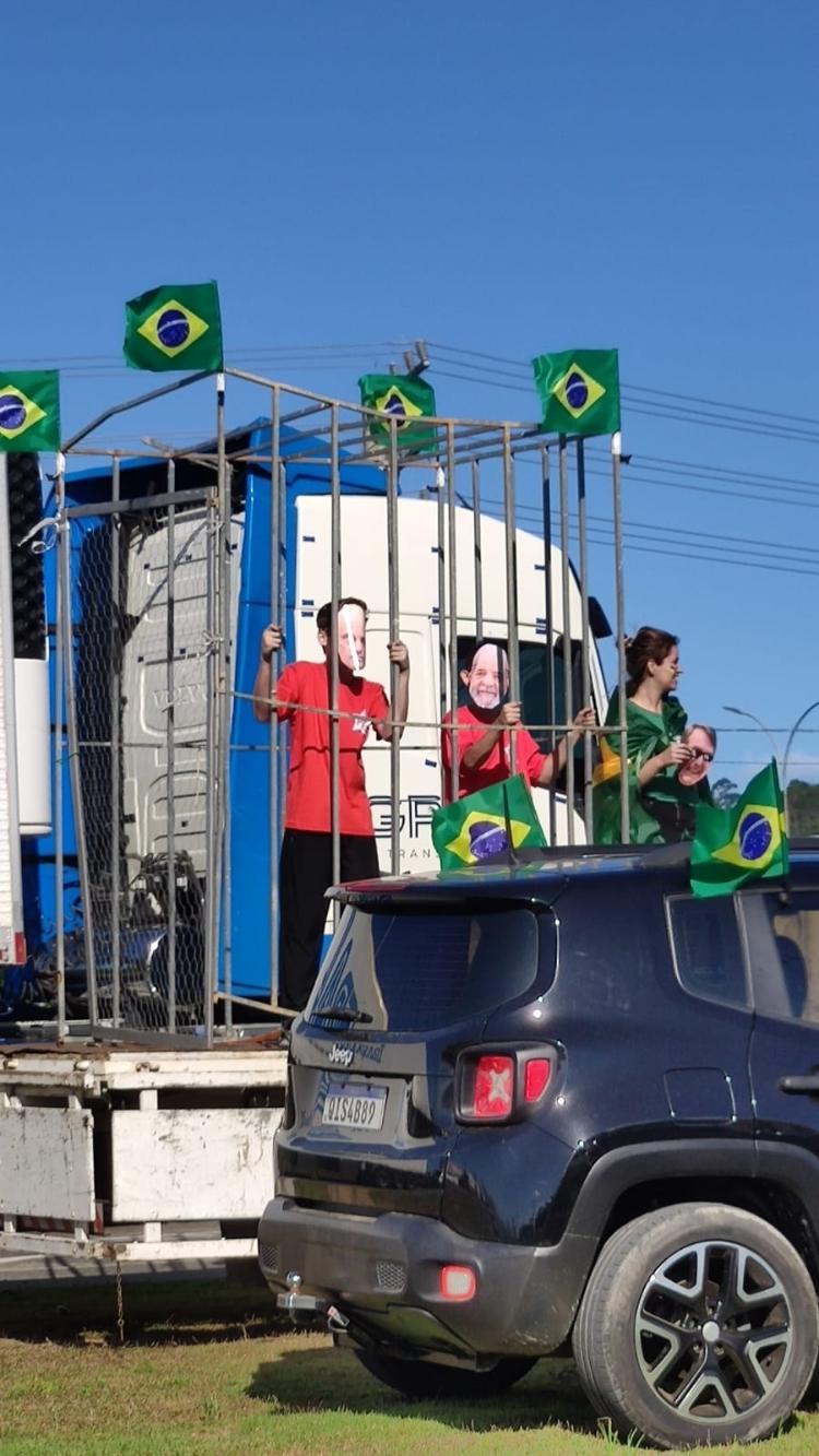 MP apura transporte de crianças usando máscaras de Lula em 'cela'