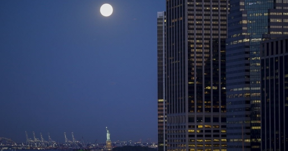 Fenômeno da "lua azul" ilumina o céu pelo mundo - Fotos - UOL Notícias