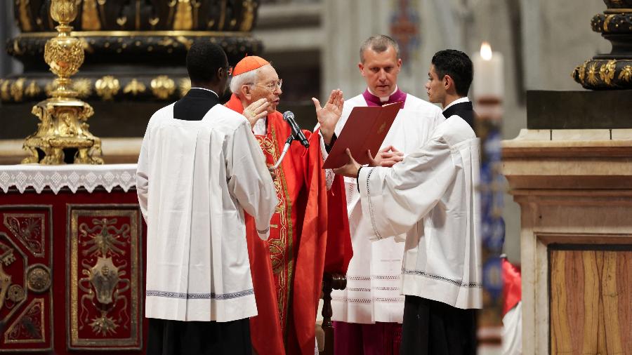 Cardeal que conduziu missa pré-conclave espera novo papa hoje
