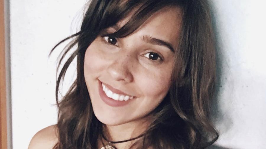 De fio-dental, Thati Lopes apoia bumbum na pedra com corpaço