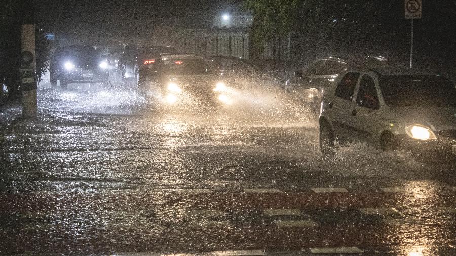 SP: Chuva deixa mais de 50 mil sem luz, pessoas ilhadas e causa alagamentos