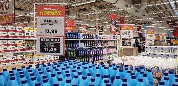 Varejo cresce no Brasil, auxílio-desemprego nos EUA; o mercado hoje