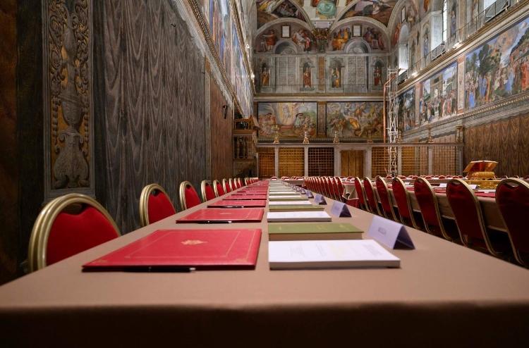 Capela Sistina está pronta para o conclave; veja fotos e detalhes