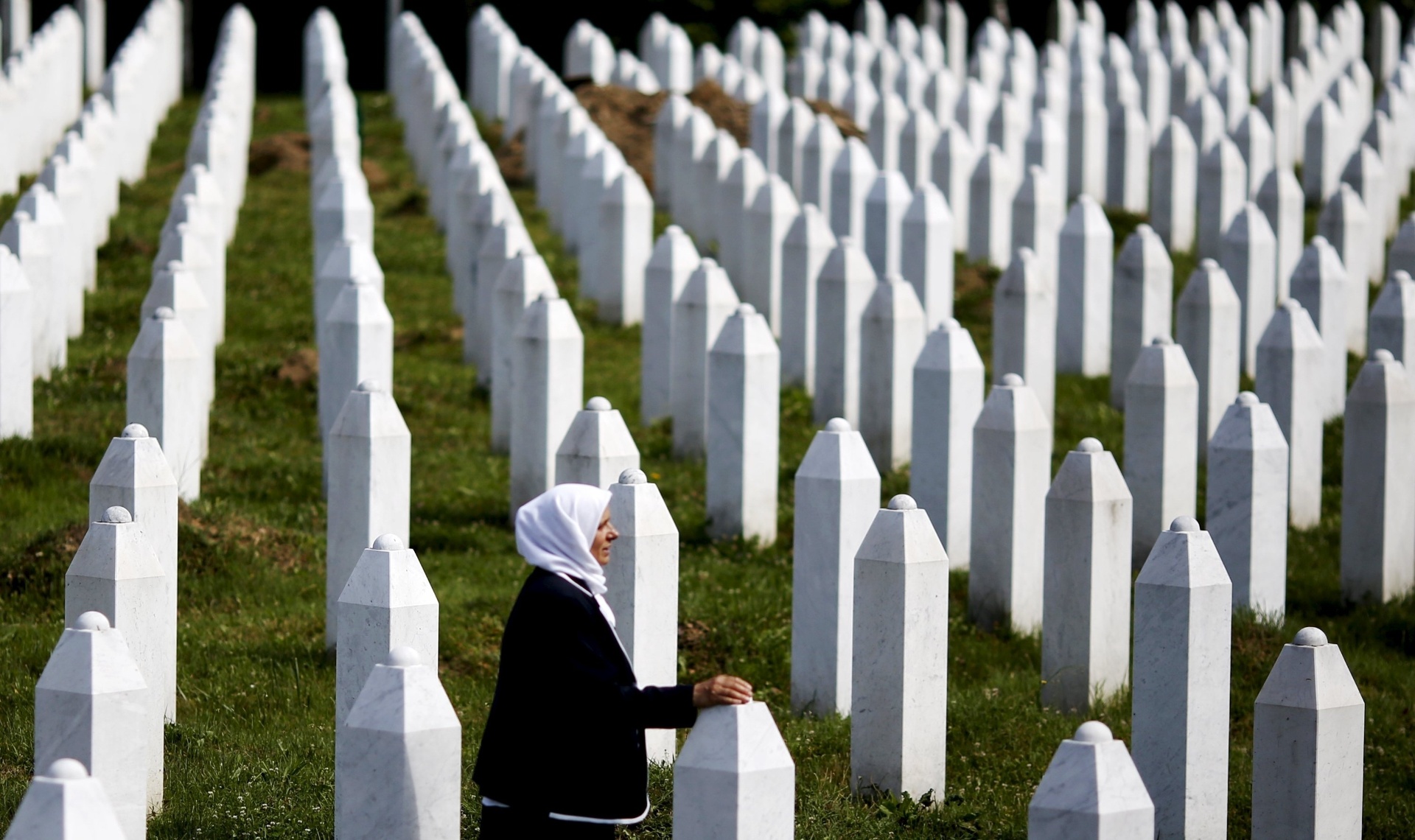 Fotos: Fotógrafo registra valas comuns 20 anos após o massacre de ...