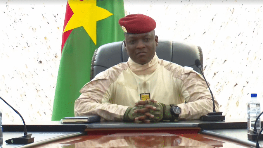 Quem é Ibrahim Traoré, presidente de transição do Burkina Fasso