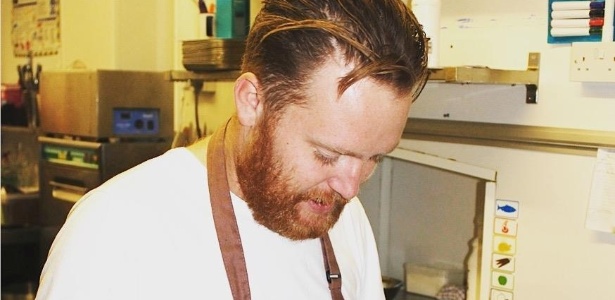 E o prato, chef? Vencedor do Masterchef gringo serve comida na mão do ...