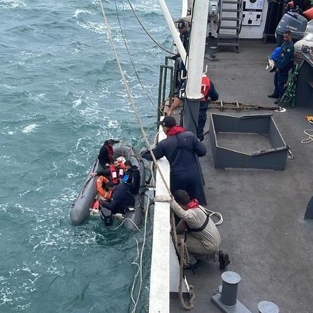 Caiaque vira em Angra (RJ), e turista argentino é resgatado pela Marinha