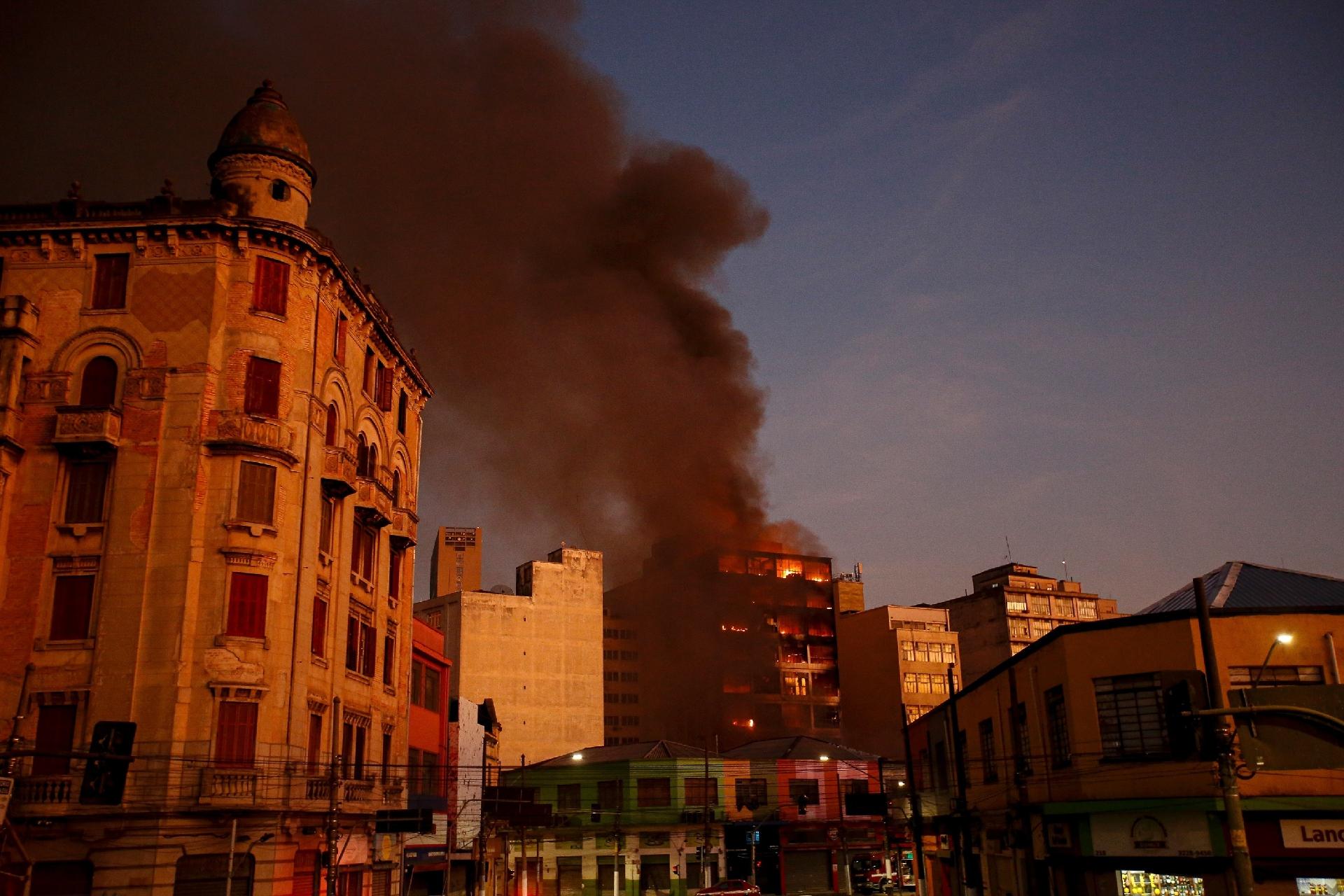Incêndio atinge prédio comercial no centro de SP e se espalha; veja