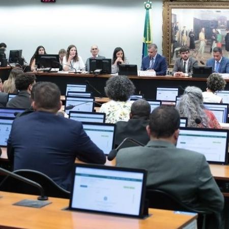 CCJ da Câmara adia análise de PEC que reduz maioridade penal
