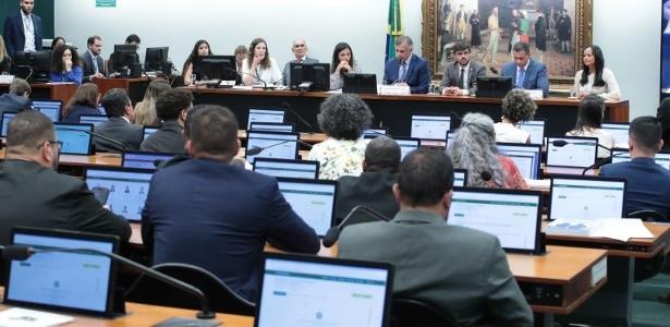 CCJ da Câmara adia análise de PEC que reduz maioridade penal