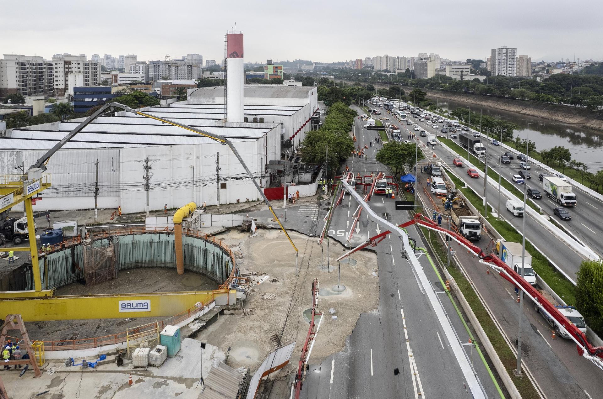 Cratera da Marginal Tietê: Pista central deve ser liberada hoje