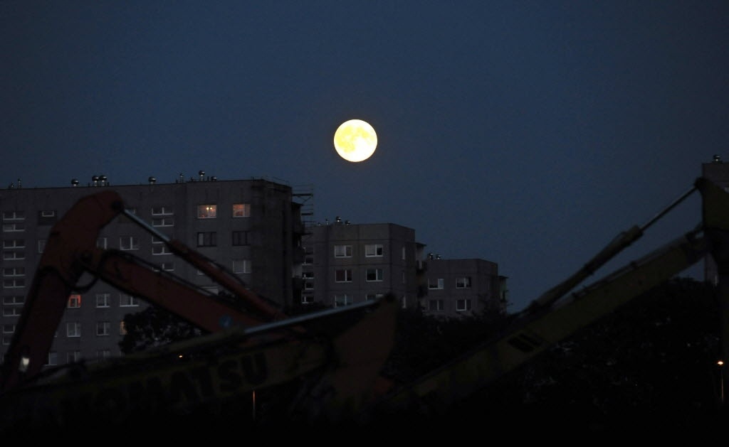 Cratera da Lua foi formada por colisão de proto-planeta, indica estudo ...