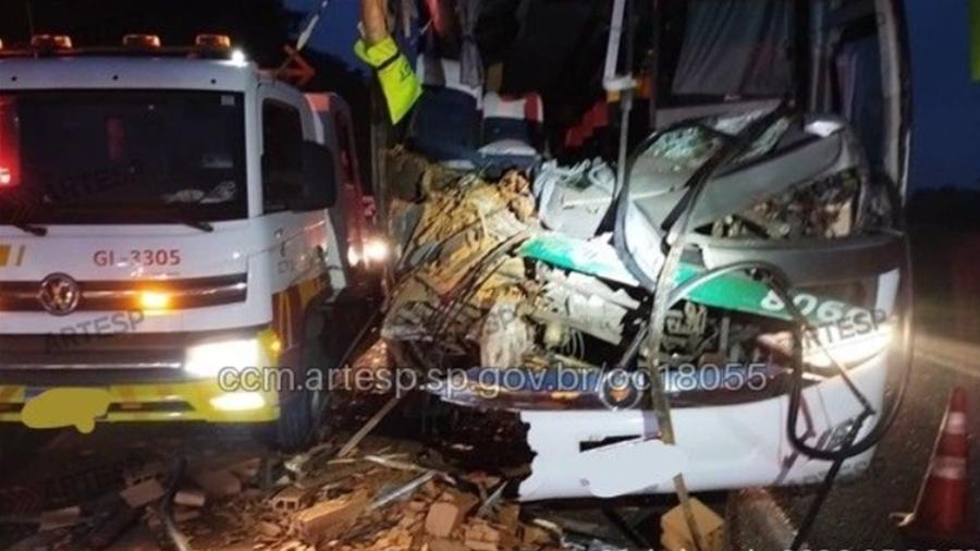 Acidente entre ônibus e caminhão deixa sete feridos em rodovia de SP