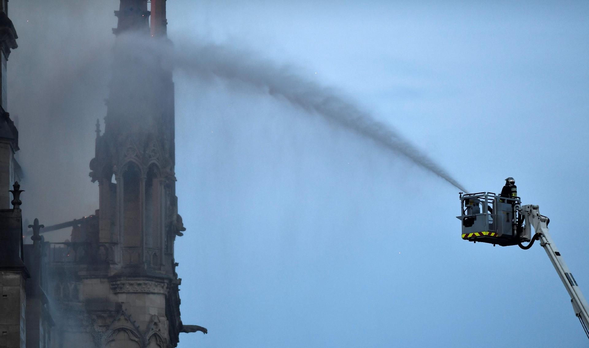 Incêndio na catedral de Notre-Dame já dura 3h, e parte da estrutura ...