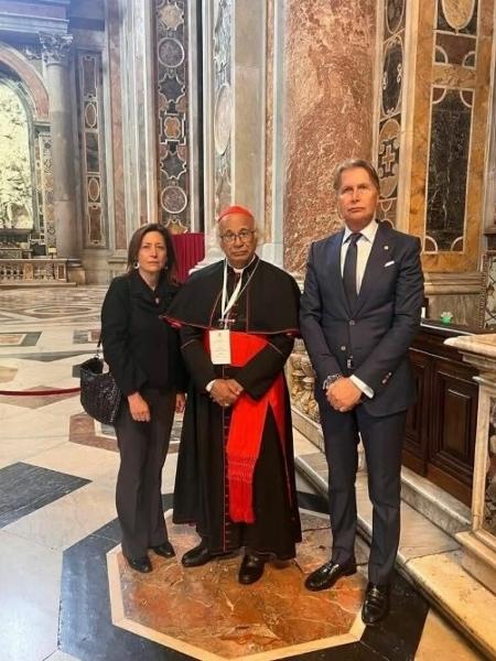 Quem é o homem que chocou ao aparecer no funeral do papa