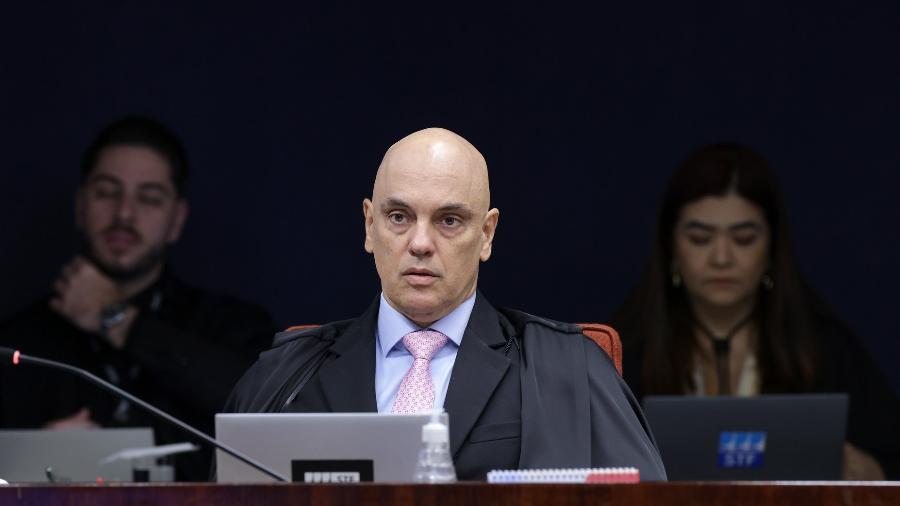 Moraes critica ataques de Flávio e Carlos à PF: 'Não é colônia de férias'