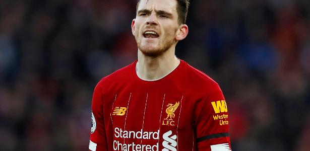 Liverpool x Arsenal: Bandeirinha dá cotovelada em Robertson