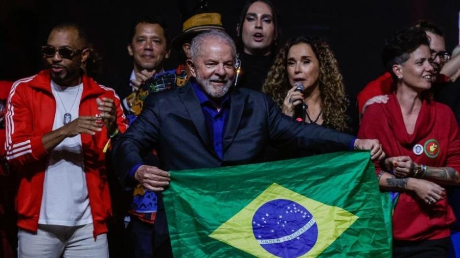 Lula aposta na imagem da Bandeira do Brasil e prega contra abstenção