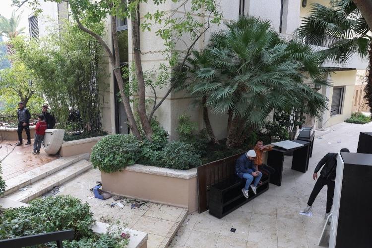 Fotos: Sírios levam móveis e itens da Louis Vuitton da mansão de Assad