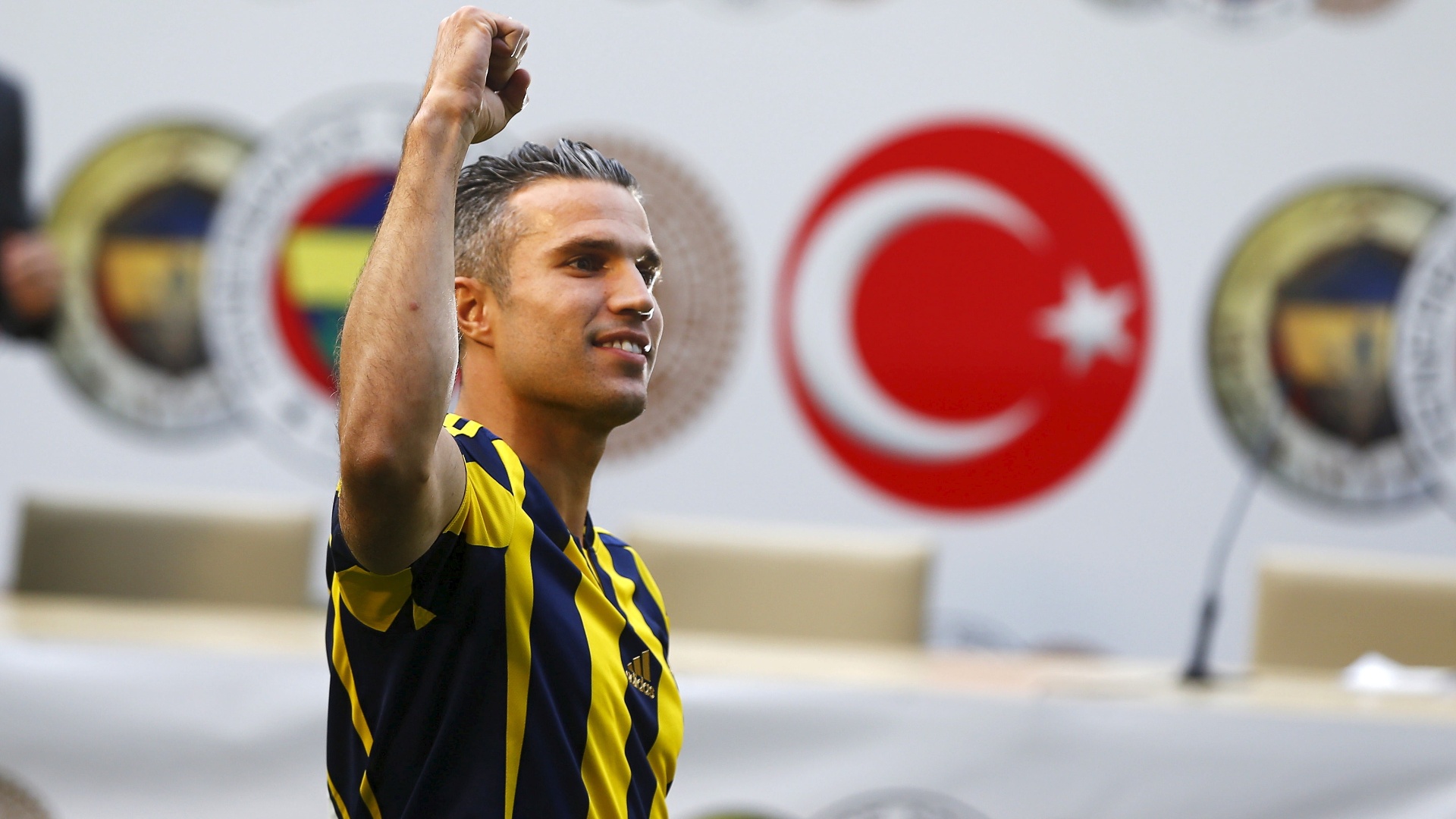Van Persie é recebido com festa no Fenerbahce e promete títulos - 14/07 ...