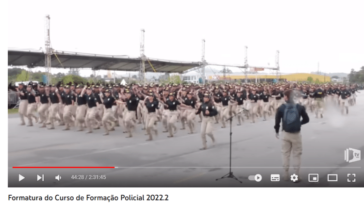 É montagem vídeo em que agentes da PRF cantam contra o Supremo - 10/11 ...